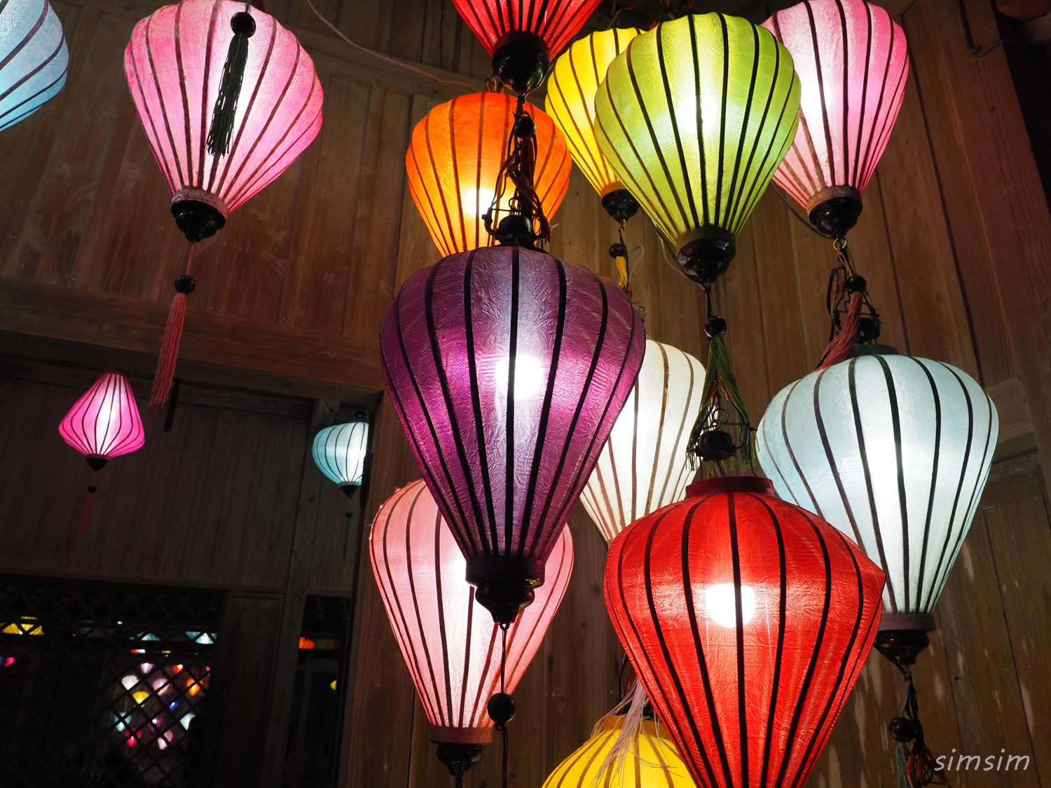 沖縄県読谷村のむら咲むらのランタンフェスティバルで幻想的な夜景を楽しむ