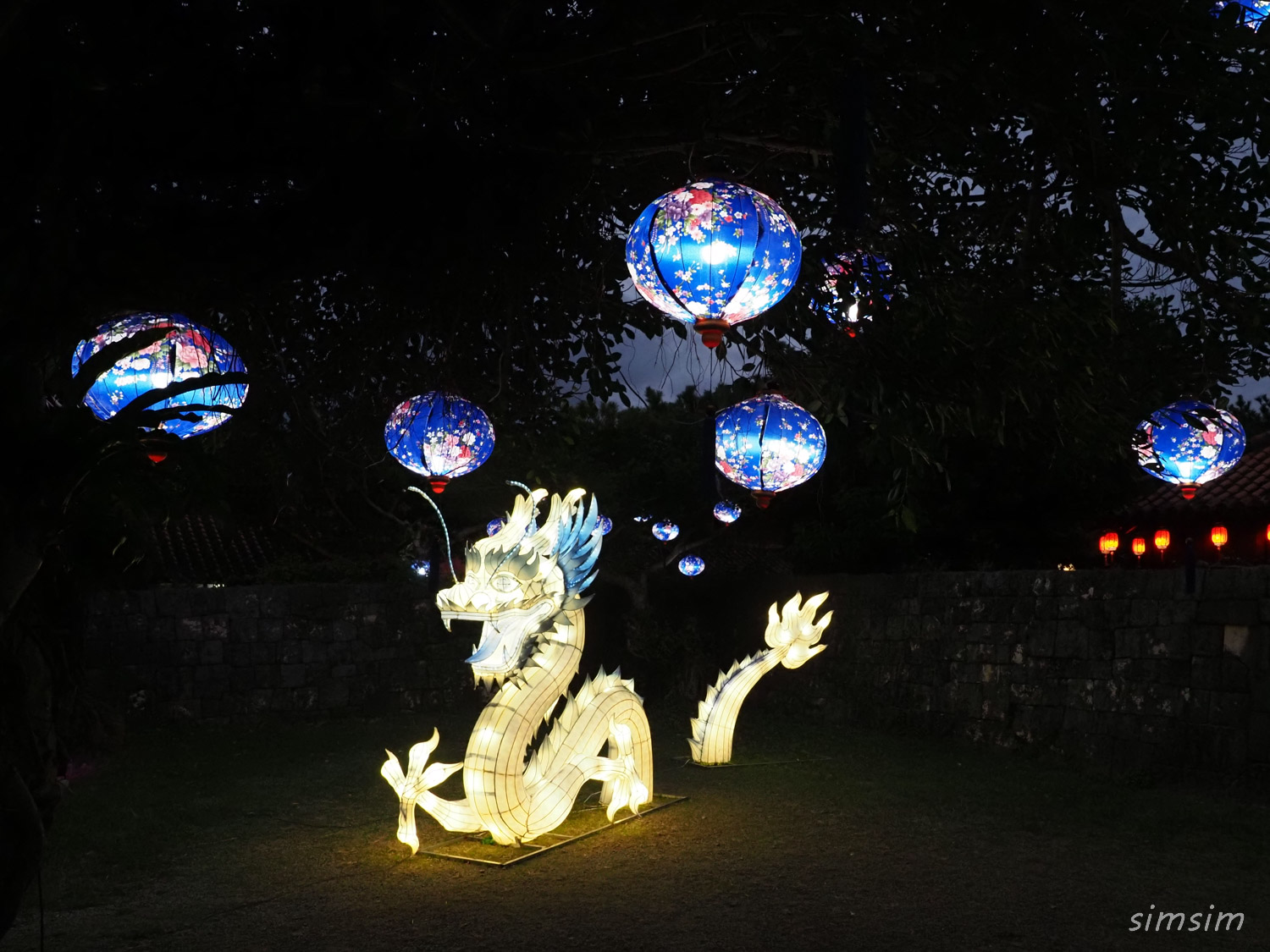 沖縄県読谷村のむら咲むらのランタンフェスティバルで幻想的な夜景を楽しむ