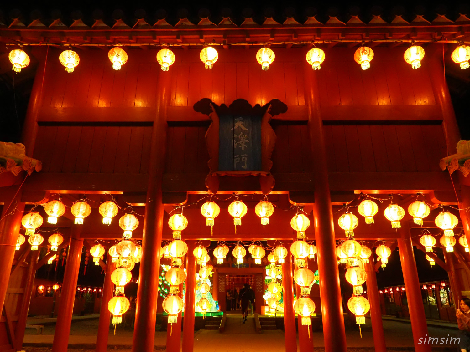 沖縄県読谷村のむら咲むらのランタンフェスティバルで幻想的な夜景を楽しむ