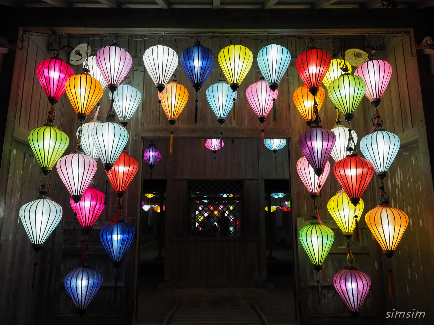 沖縄県読谷村のむら咲むらのランタンフェスティバルで幻想的な夜景を楽しむ