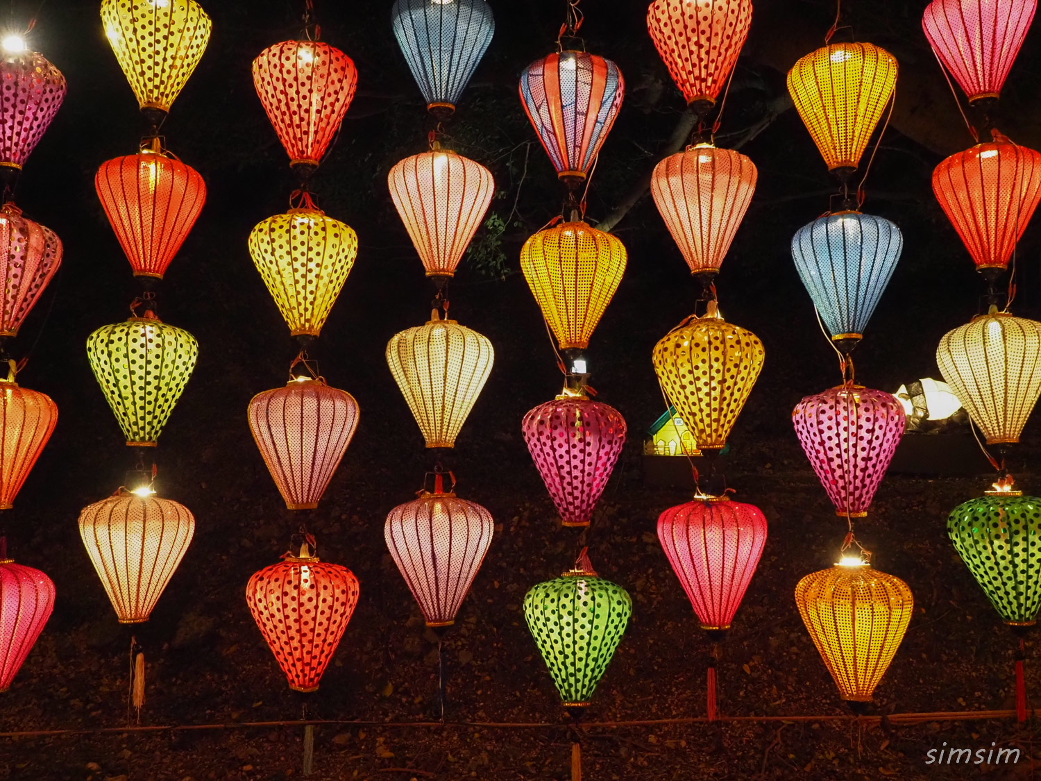 沖縄県読谷村のむら咲むらのランタンフェスティバルで幻想的な夜景を楽しむ