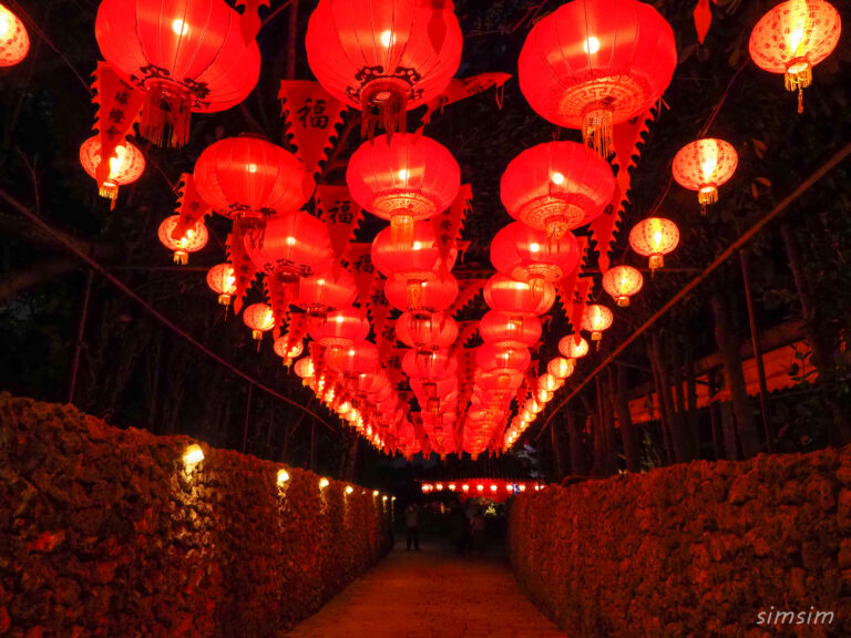 沖縄県読谷村のむら咲むらのランタンフェスティバルで幻想的な夜景を楽しむ